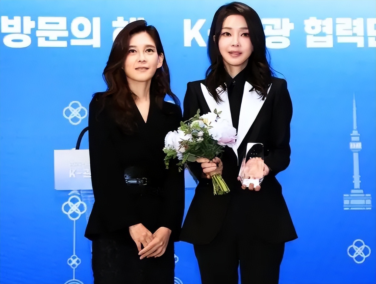 Li Fuzhen is on the same stage as Mei Jianxi, her baby face shines out ...