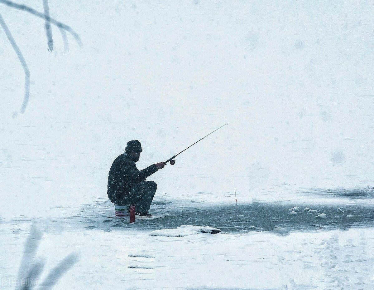 Fishing alone in the cold river snow - iNEWS
