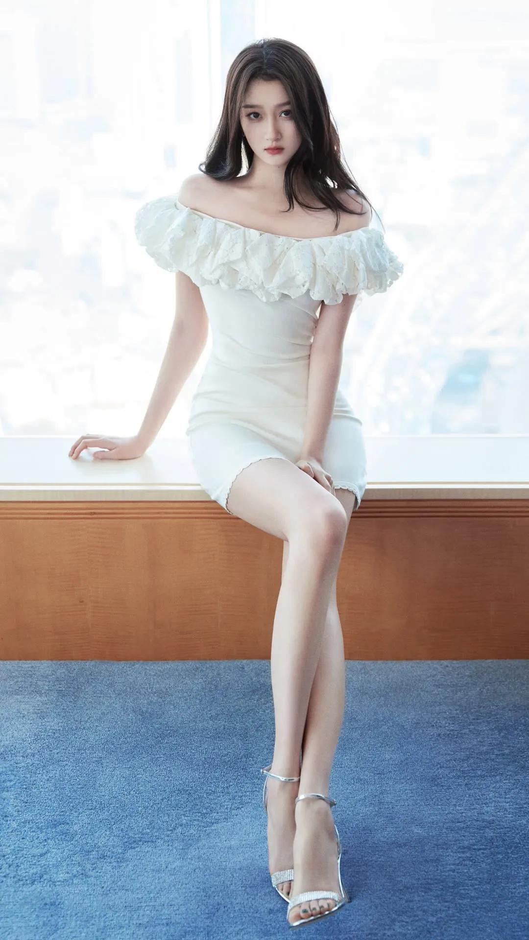 Guan Xiaotong shows off her fair legs and outstanding figure ...