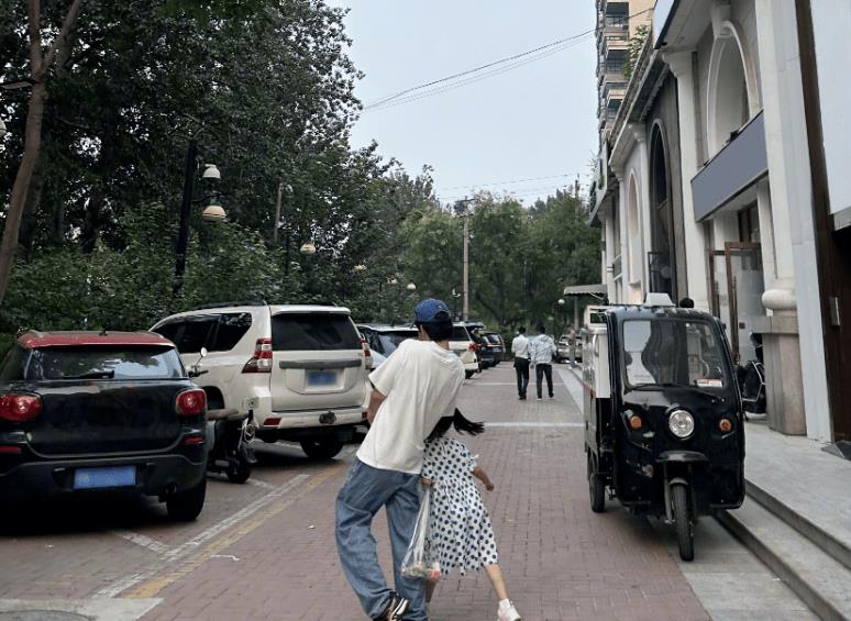 Sun Yi takes her baby to play and buys a large bag of toys for her ...