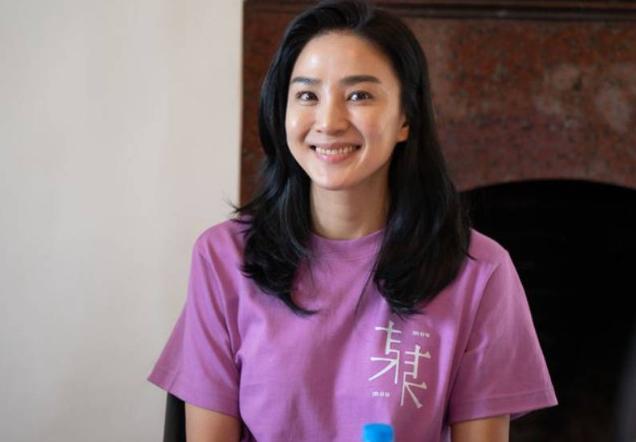 Hong Xiaoling announced her love affair at the age of 45! Friends become lovers with Zhang ...