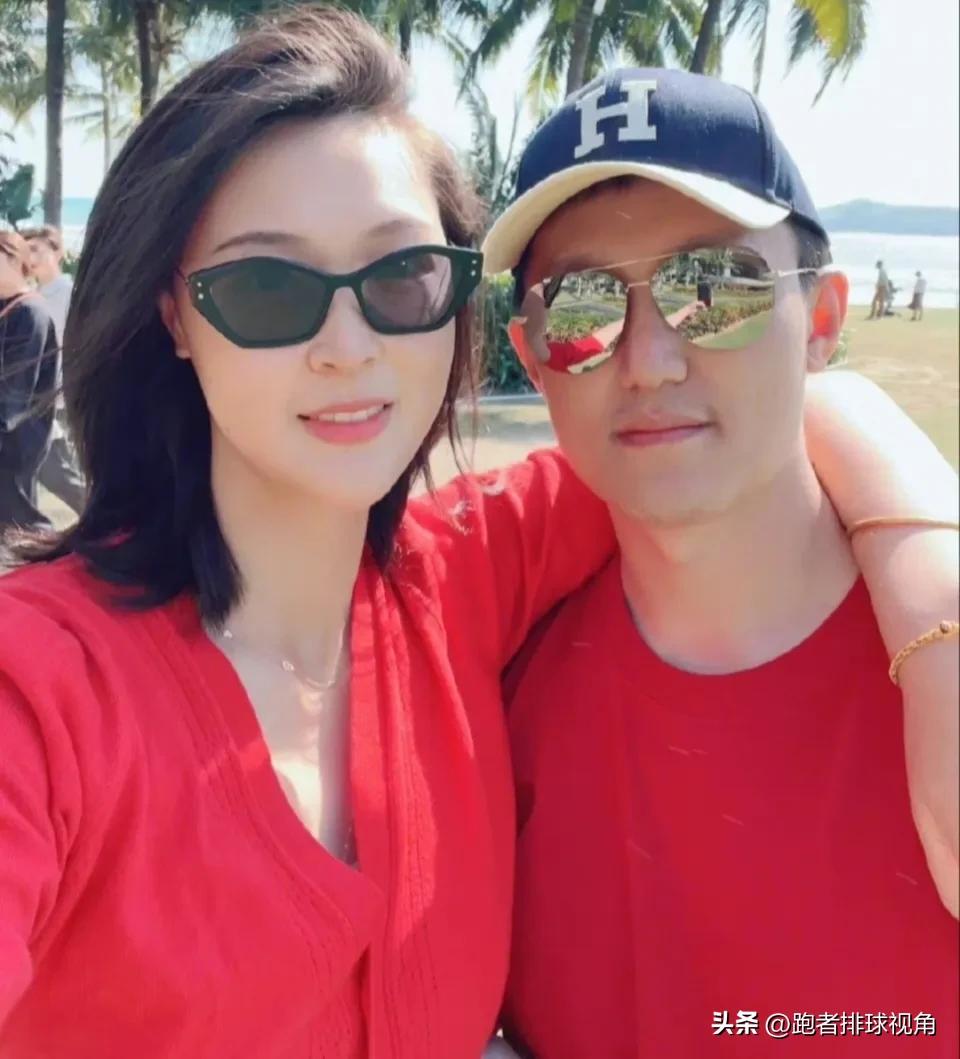 Hui Ruoqi showed her love for her husband, and took an intimate group ...