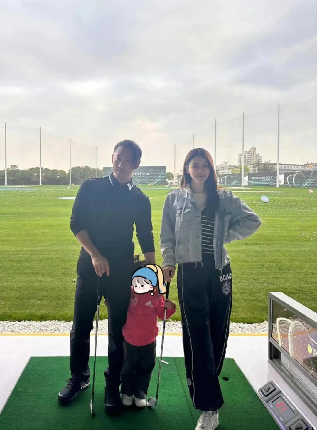Lin Feng's family of three played golf, the couple looked as ...