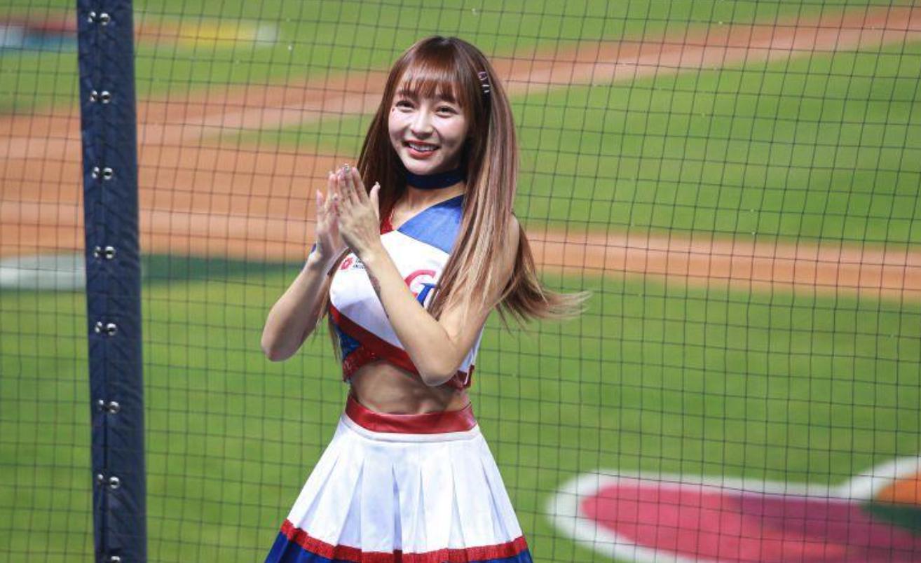 She is the goddess of Taiwanese cheerleaders: she has a perfect figure ...