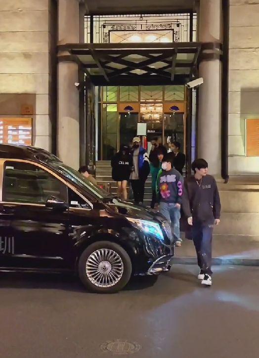 Wang Sicong and Shen Jie appeared on the Bund to eat hot pot, holding hands and feeling sweet ...