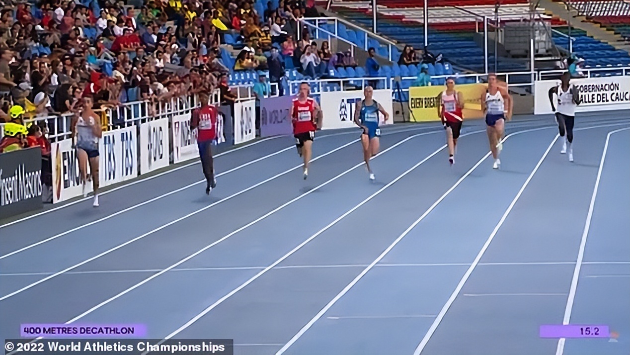 Italian male runners run in sportswear without underwear - iNEWS