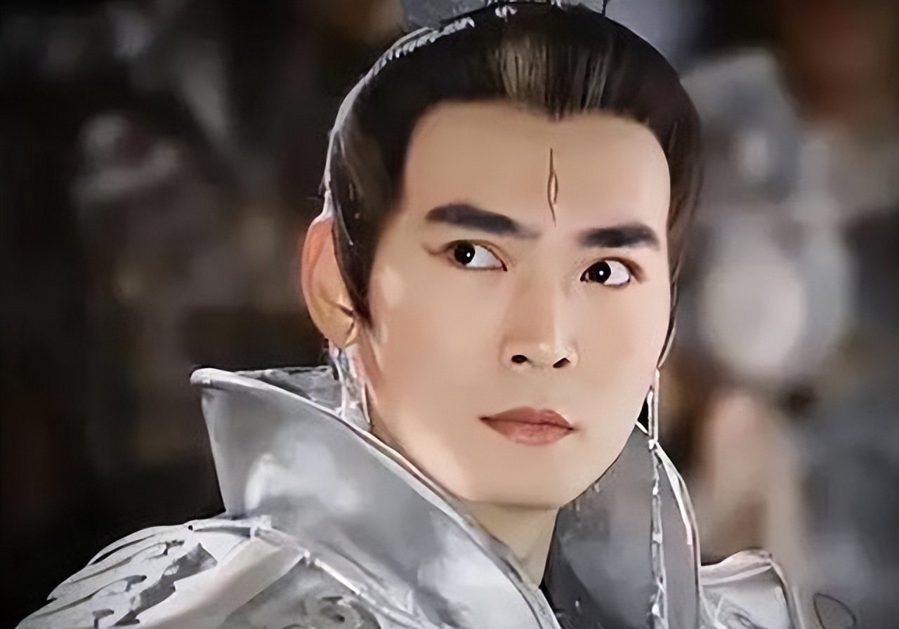 55-year-old Jiao Enjun posted a recent photo, with long hair and shawl ...