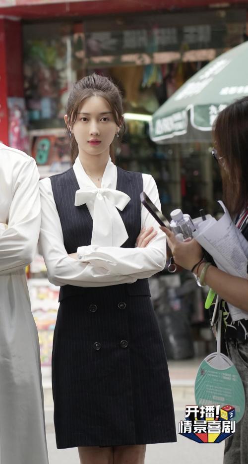 "Sitcom 2" hot shoot Liu Meiqi as interpreter challenges dual ...