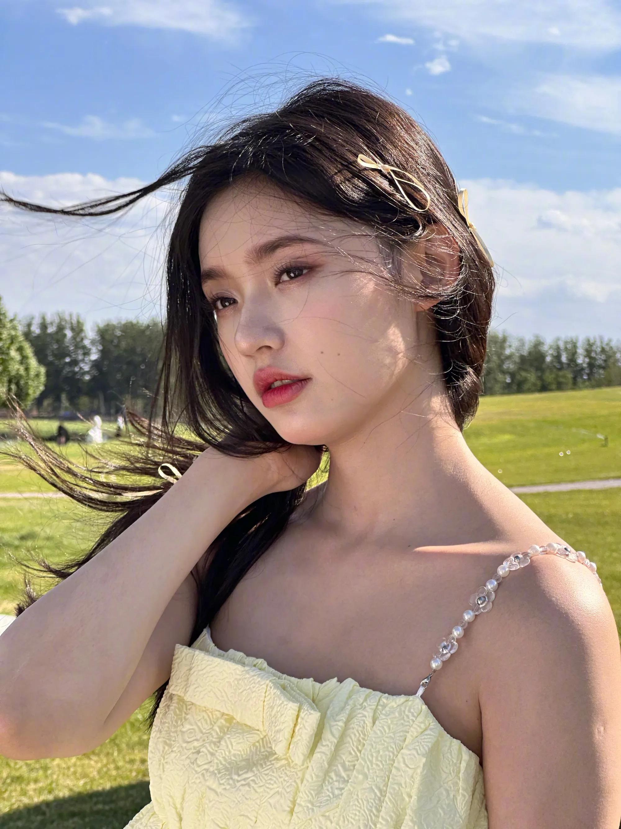 Lin Yun: The girl in the light yellow dress with fluffy hair is ...