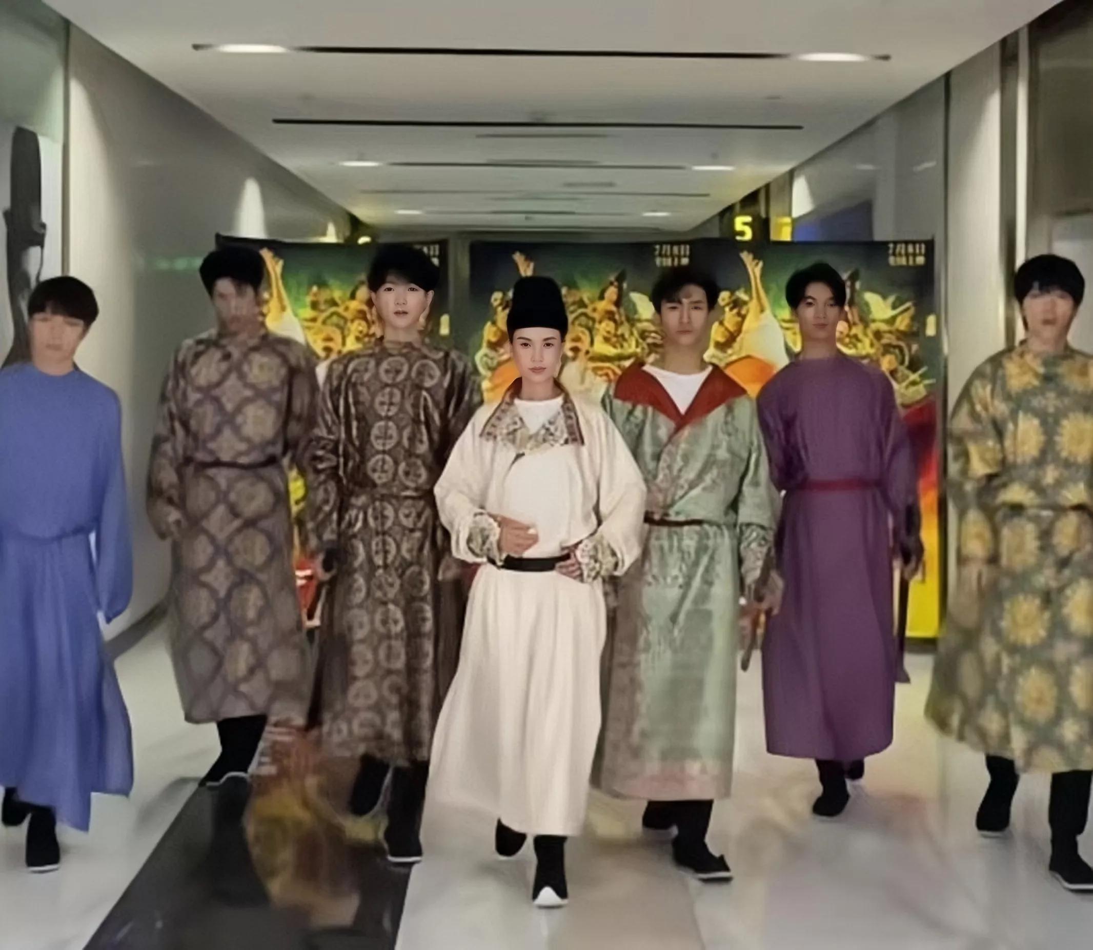 Li Ruotong disguised as a man and appeared in the cinema as Li Bai to ...