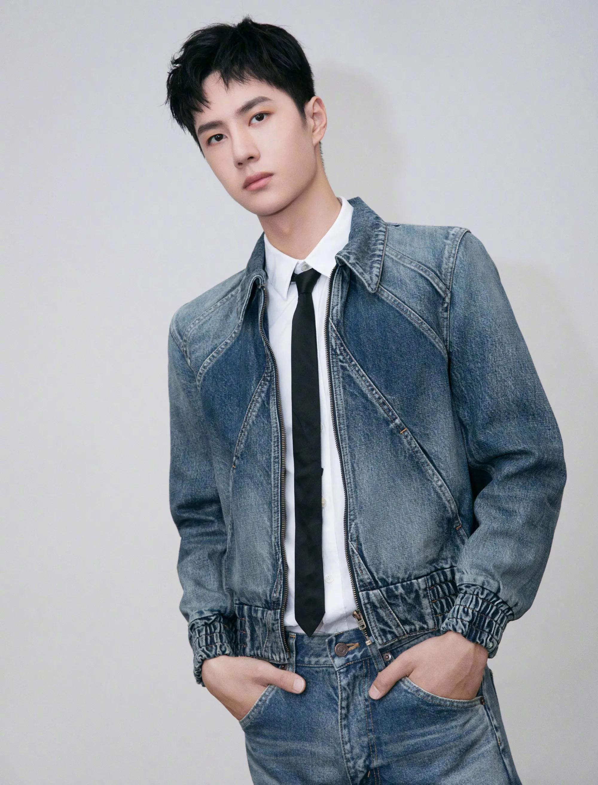 Xiao Zhan airborne into the Hong Kong circle, in the same frame as ...