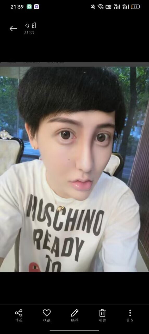 After disappearing for several years, the "snake face" has changed a lot, and the recent photos ...