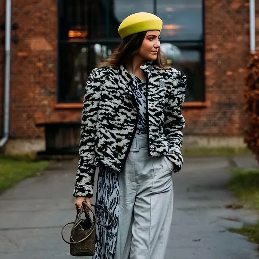 There is a low-key fashion called "10% color" - iNEWS