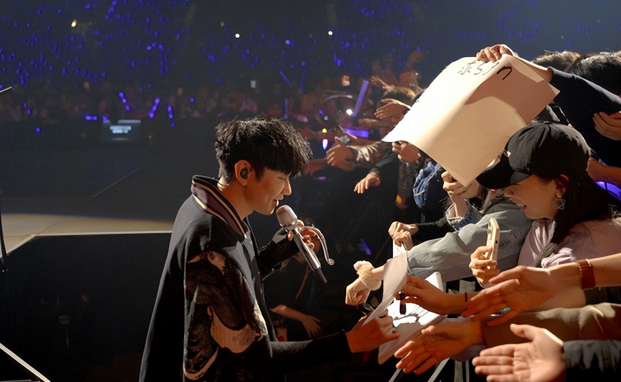 What kind of experience is it to watch a JJ Lin concert? - iNEWS