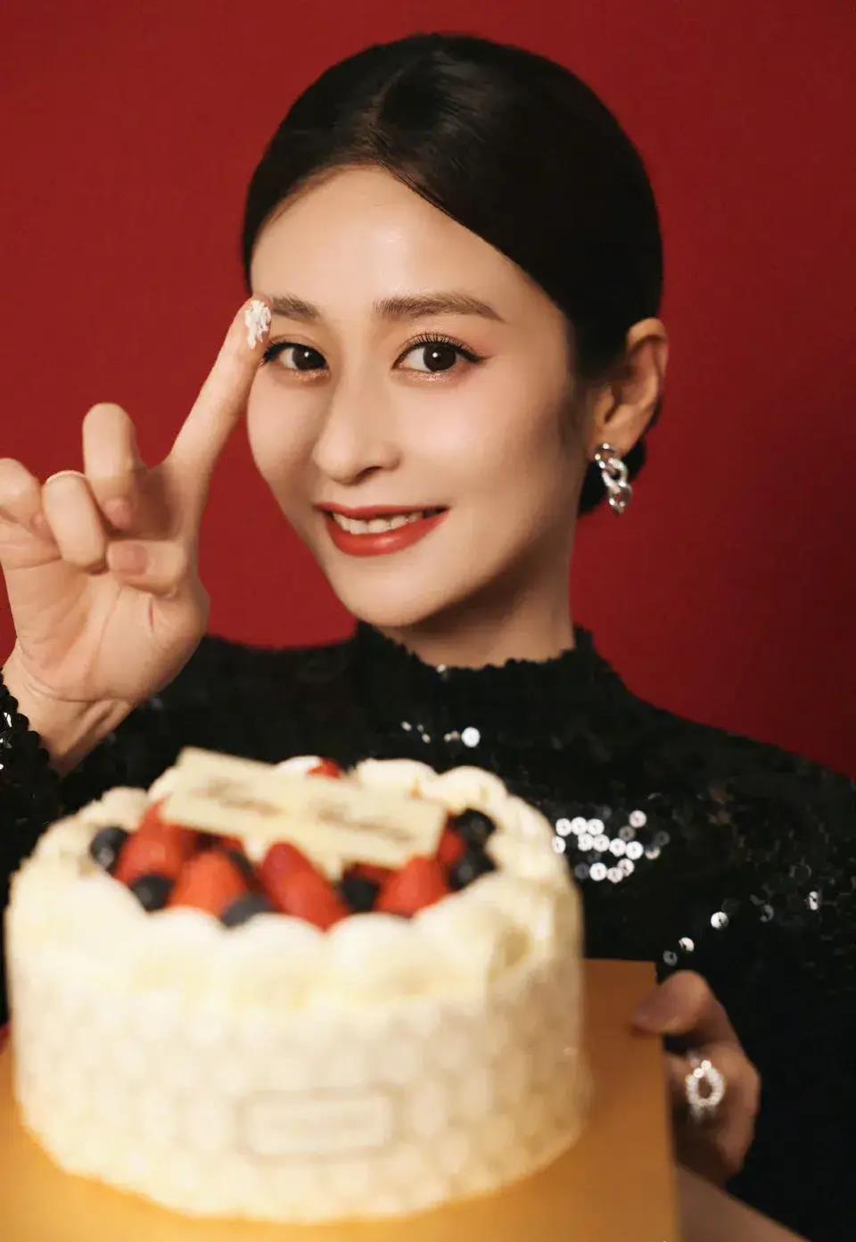 Yinger posted a photo shoot for her 35th birthday, wearing a black ...
