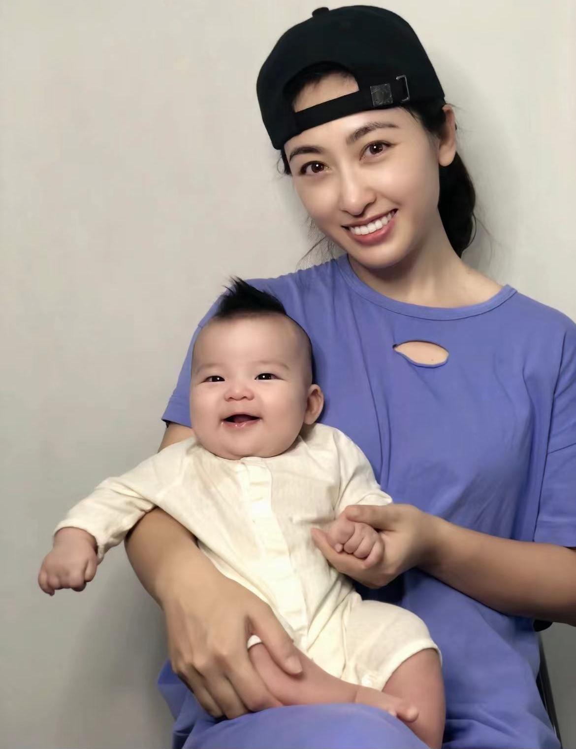 64-year-old Li Zixiong married a 23-year-old actress and asked her to ...