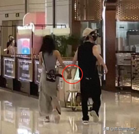 Zuo Lingfeng and Zhang Xiaowan held hands to reveal their relationship. Neither of them ...