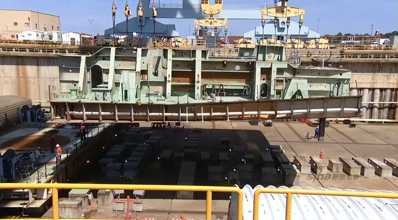 The U.S. 9,500-ton giant ship appeared, and the contrast with the Chinese 052D warship is ...