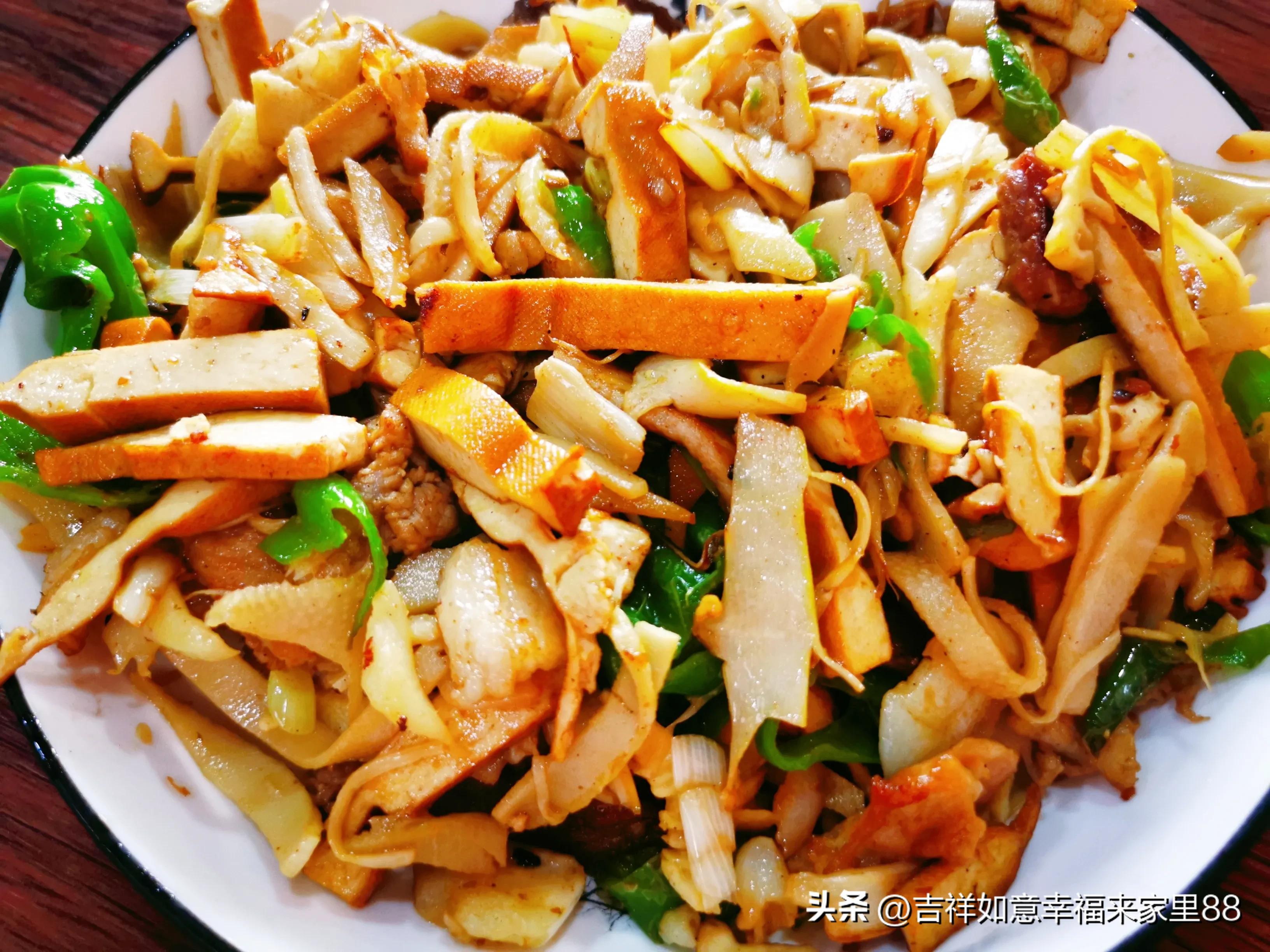 Stir-fried meat slices with bamboo shoots and beans, the bamboo shoots ...
