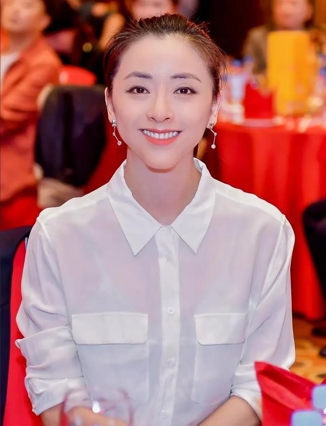 This evening in Beijing, Yan Danchen is so beautiful, Rong Mama is so ...