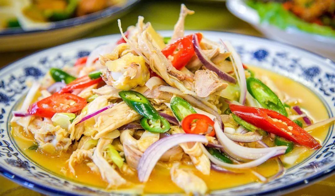 How enjoyable is the hot and spicy Xinjiang Jiao Mo Chicken? - iNEWS