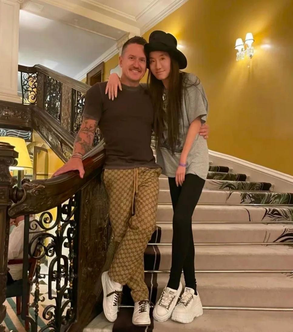 73-year-old Wang Weiwei boldly wears black silk!Skinny body without a trace of fat, intimate ...