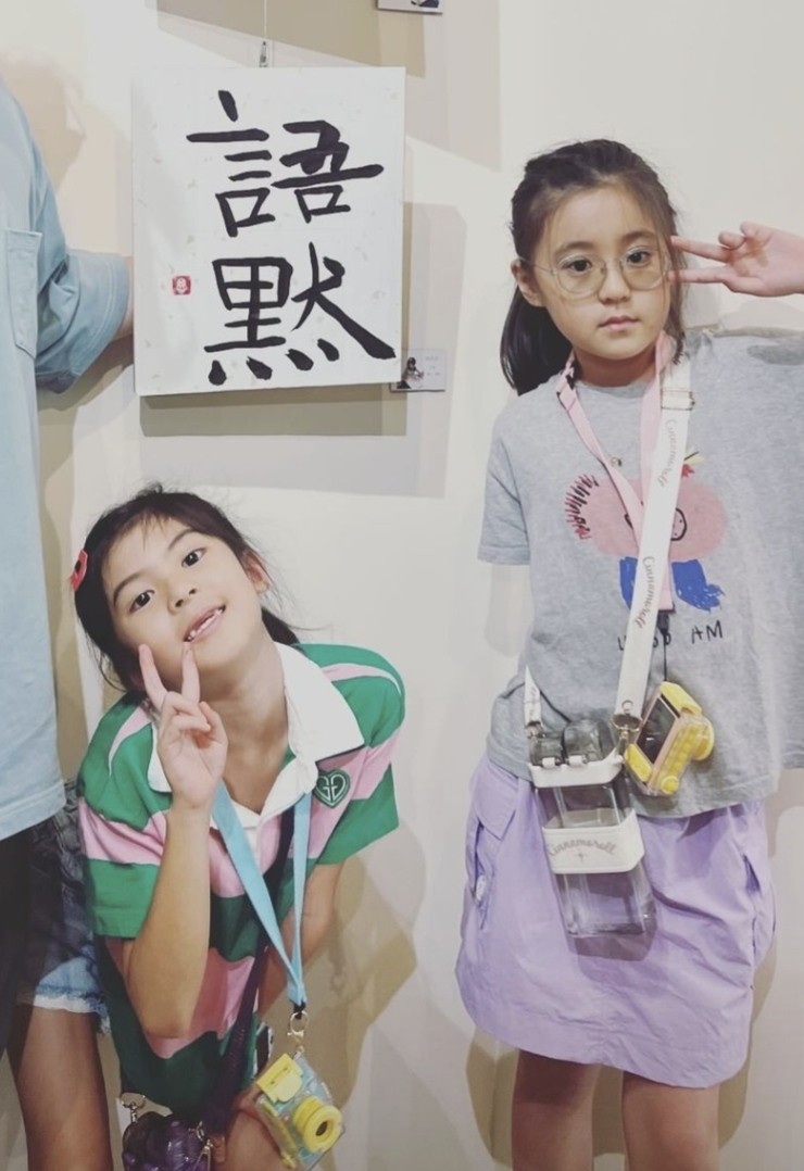 Jia Jingwen and her daughter learn calligraphy, Bubu grows into a ...
