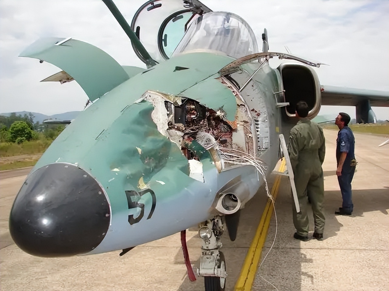 Flying hero! Pilot confronts fate, blood stains sky - iNEWS