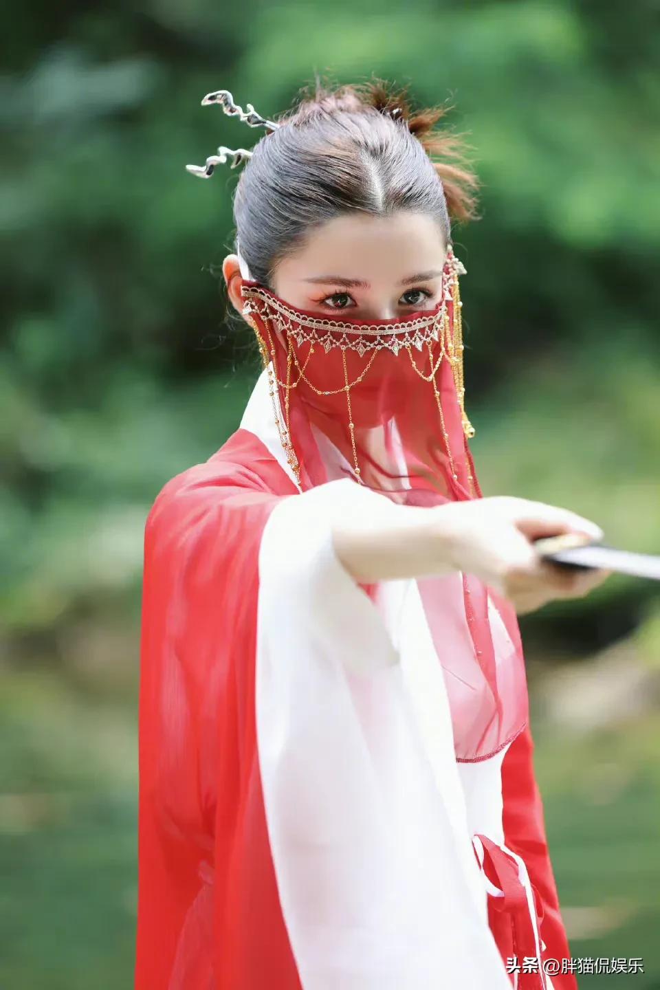 Hanikzi is dressed in a red costume, incarnates a heroic and beautiful ...