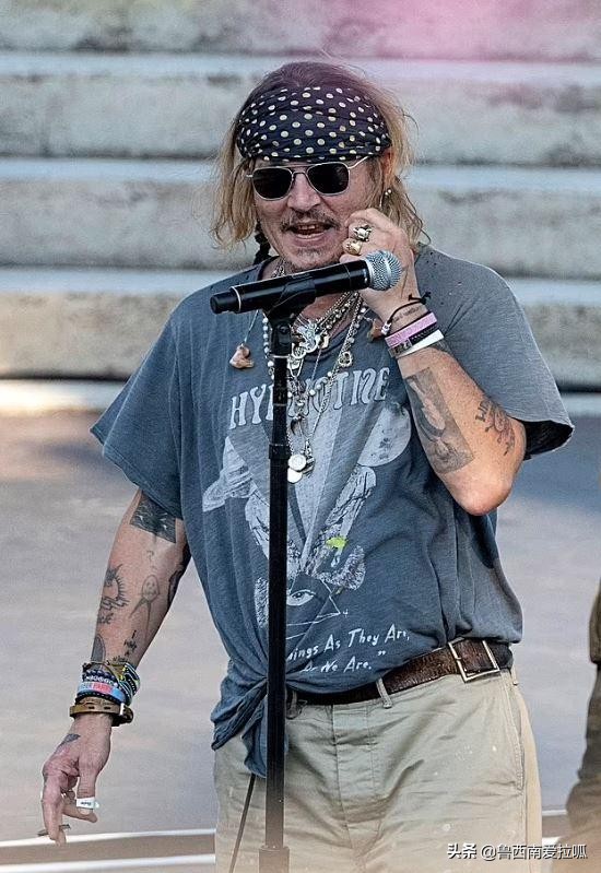 Johnny Depp's red-haired new love is exposed!Fresher than Amber Heard ...