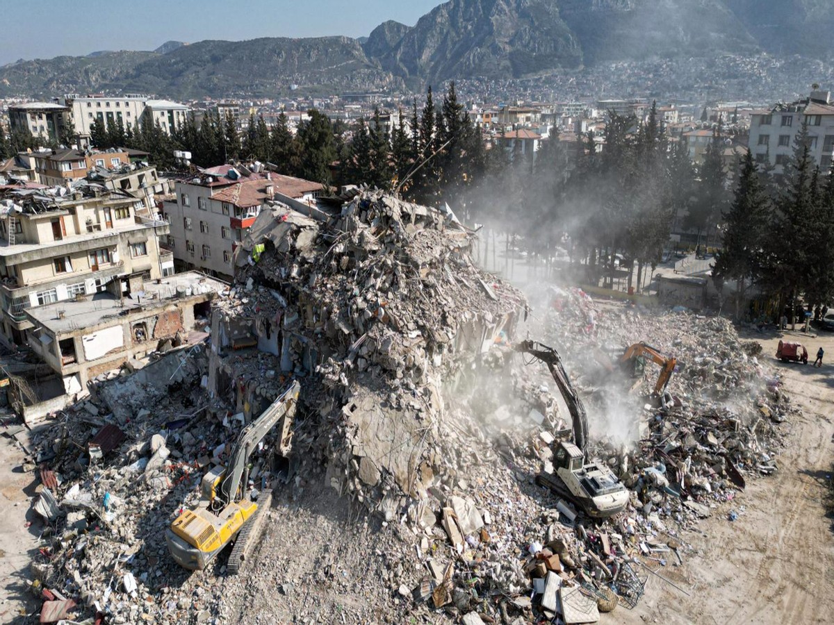 LOL, explosion in Lebanon, Apple's new phone is reported to use metal ...