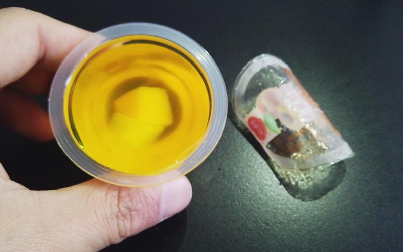 Tear off the package of jelly is so simple, no dirty hands and no juice ...