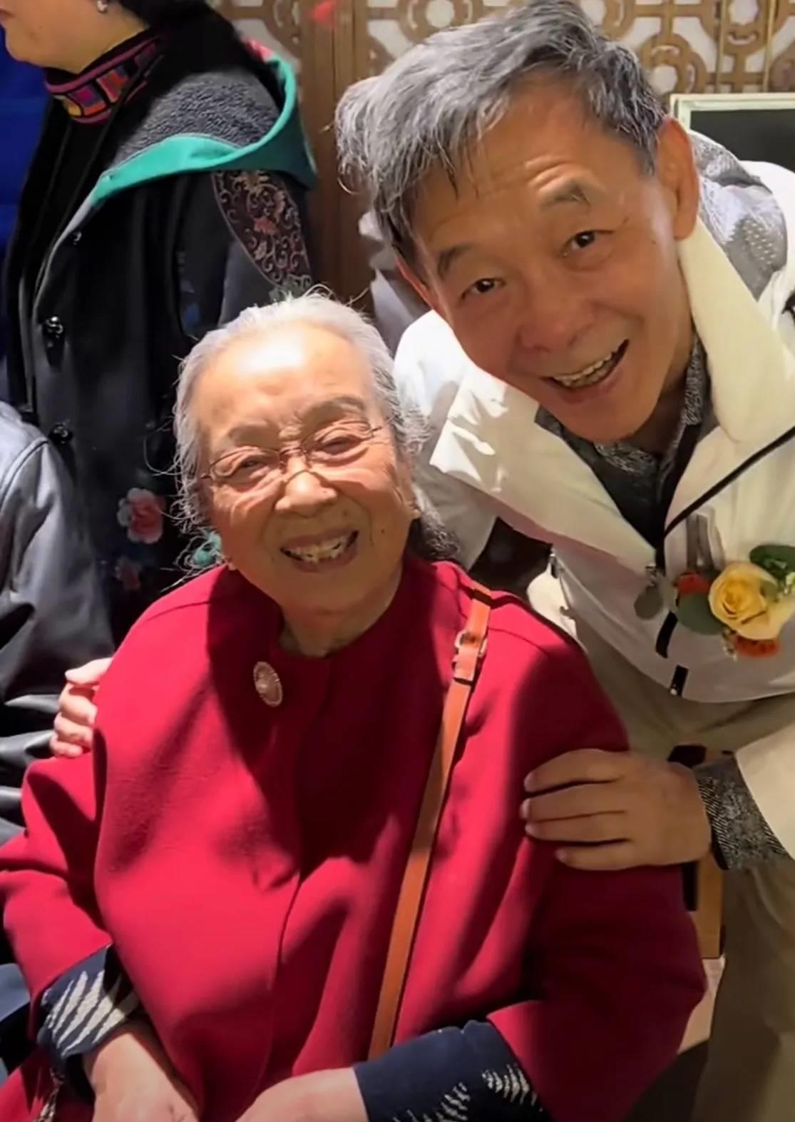 87-year-old Grandma Rong reunited with Fang Qingzhuo and Li Guangfu: a ...