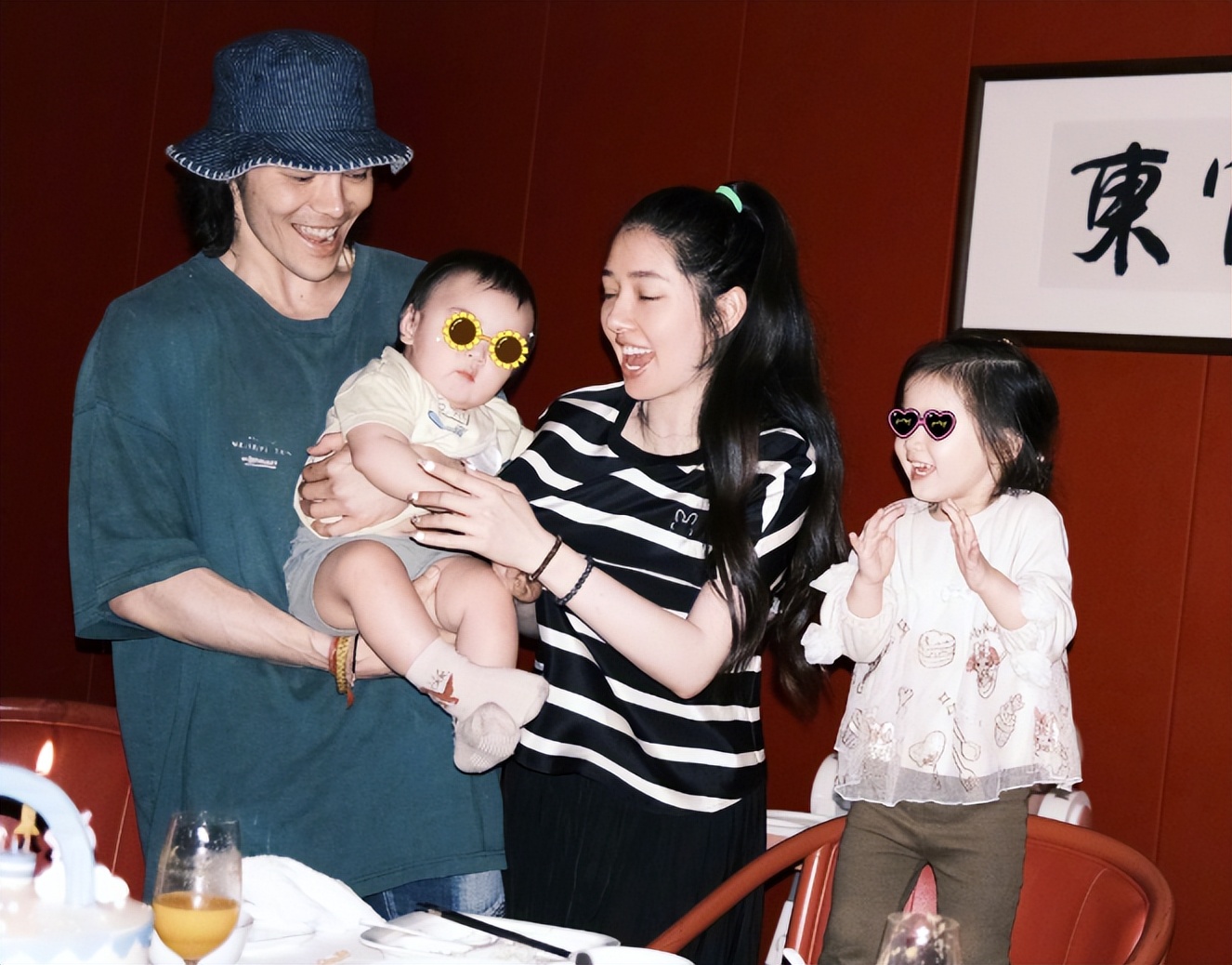 Xiang Zuo Guo Biting took a group photo with her baby: the two children ...