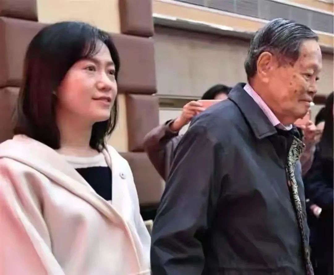 Yang Zhenning's wife is dozens of years younger, she is clean and ...