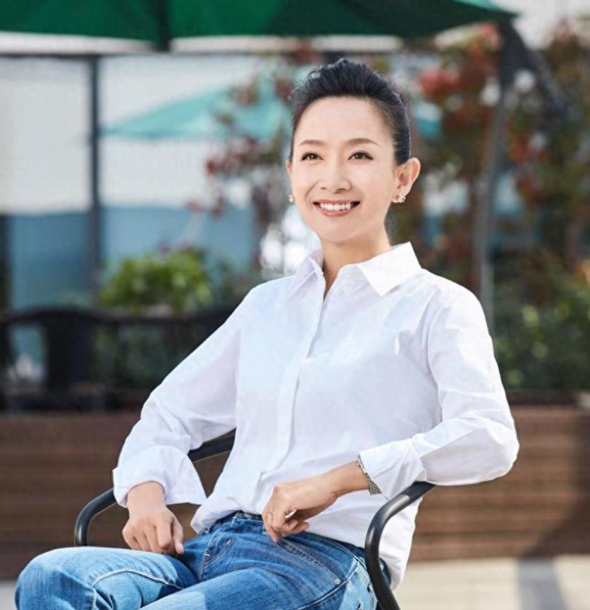 Host Wang Fang: At the age of 29, she married a professor who was 15 ...