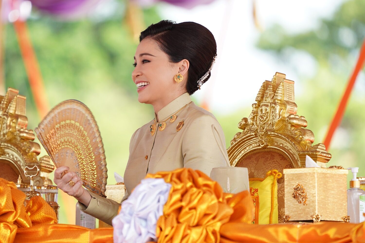 Queen Suthida can actually control the tender pink suit, which is super ...