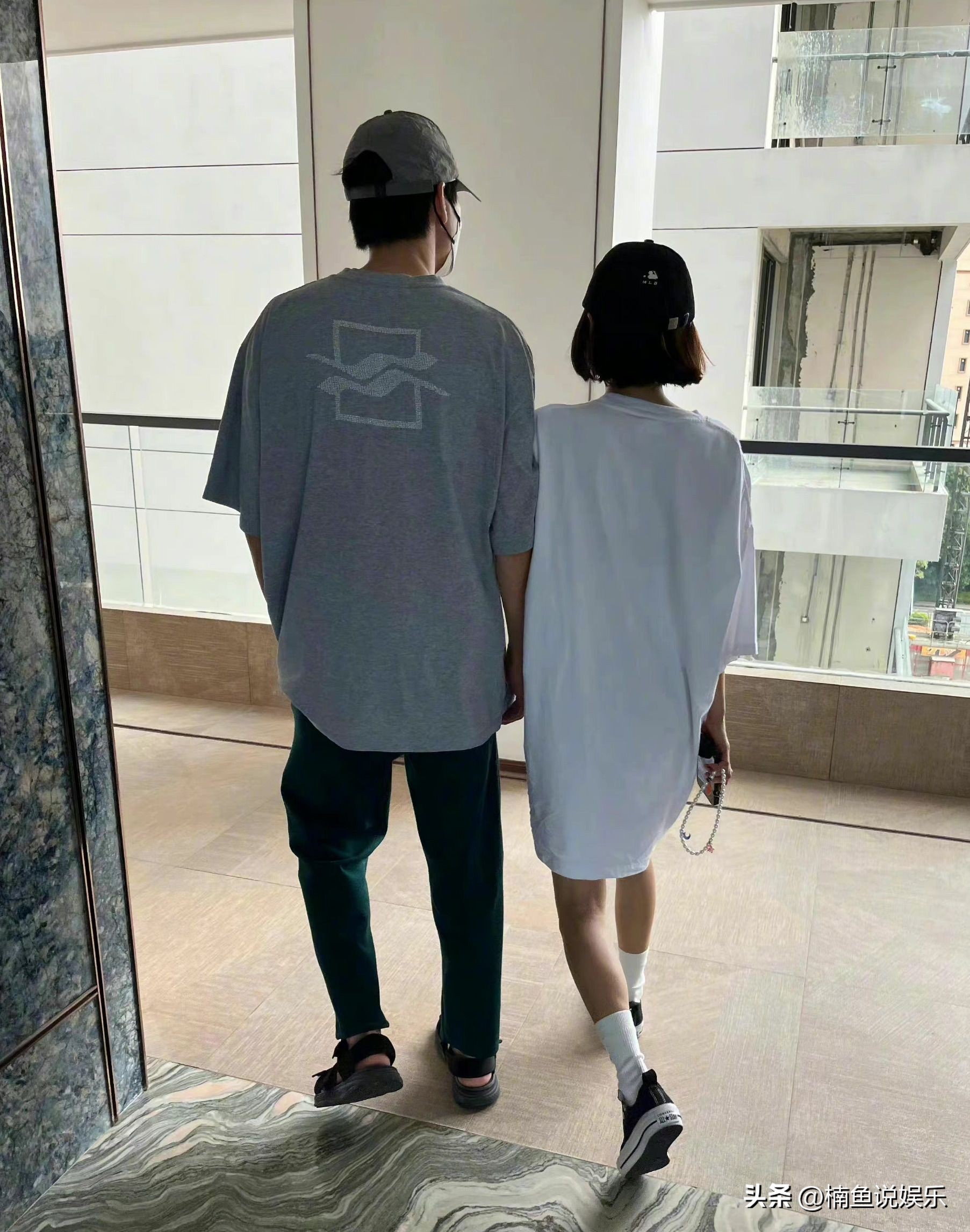 Wei Daxun is really lucky. He was photographed back in the hotel with Qin Lan, 10 years apart ...