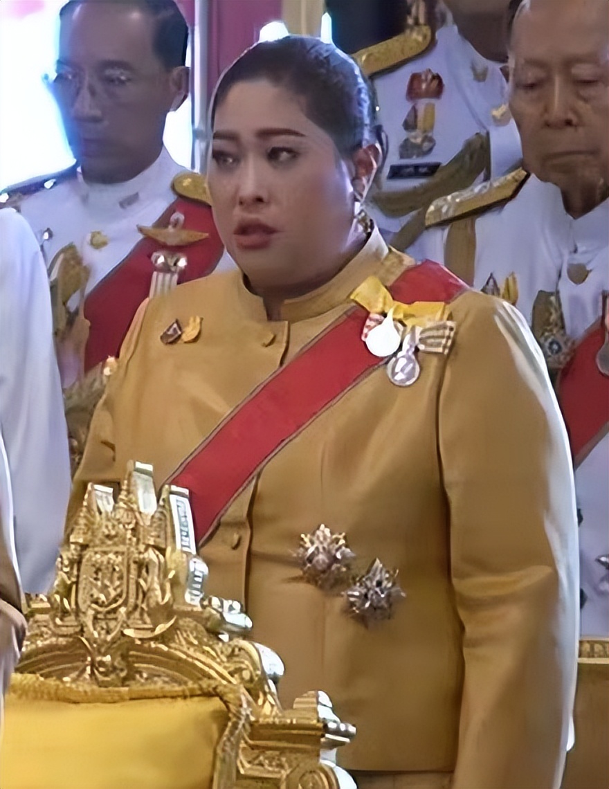 Thailand's 200-pound princess went to the hospital to pray for Pacha ...