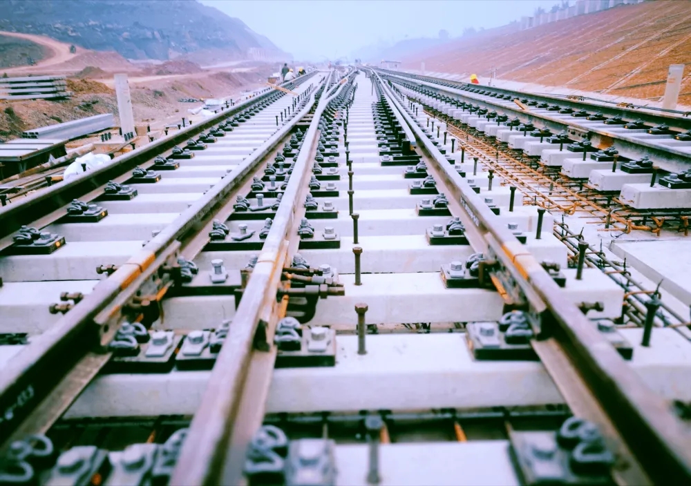 Incredible train "sandblasting", why do you want to blast sand on the ...