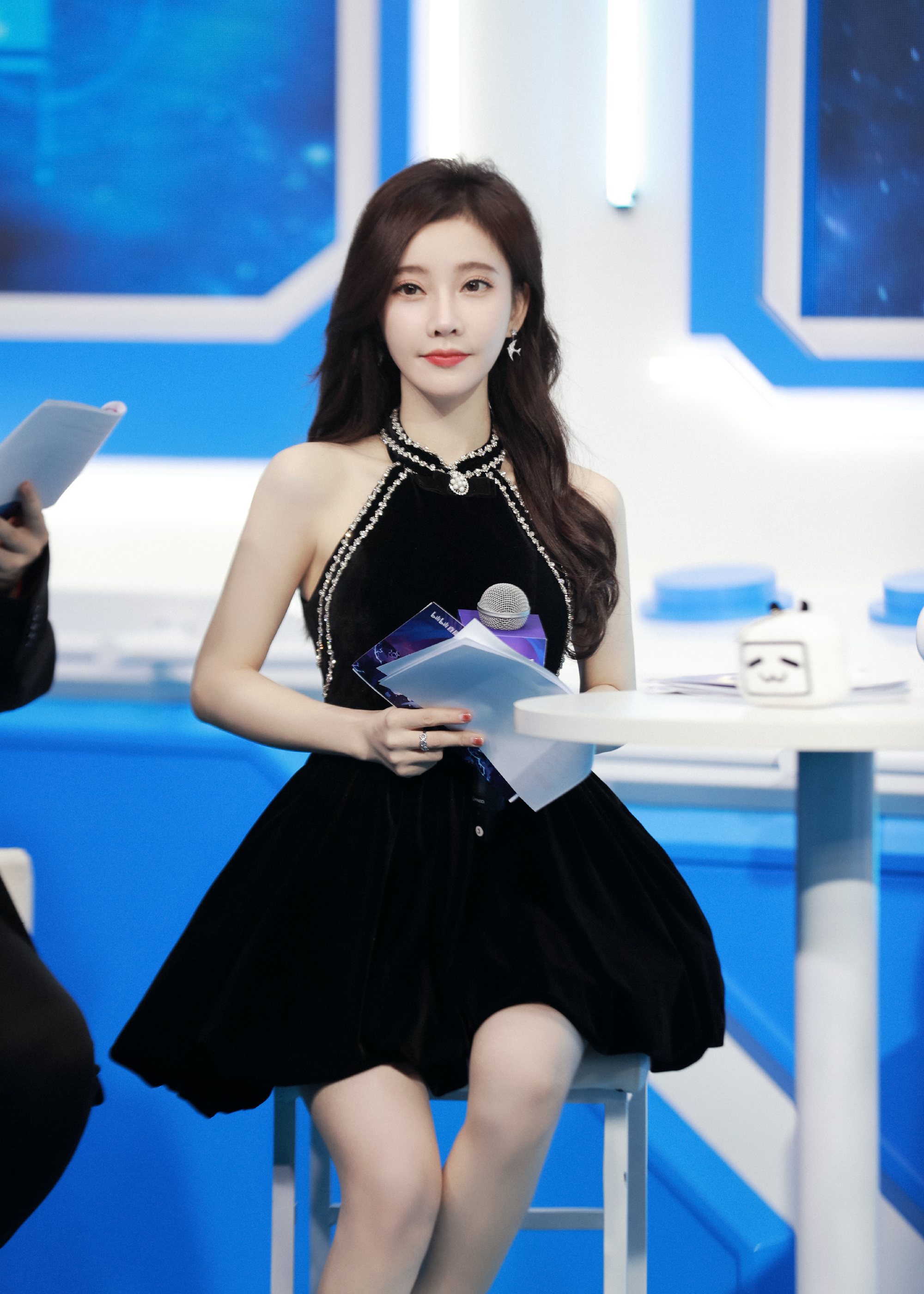 Feng Timo's blue carpet miniskirt style, dressed in a white dress is ...