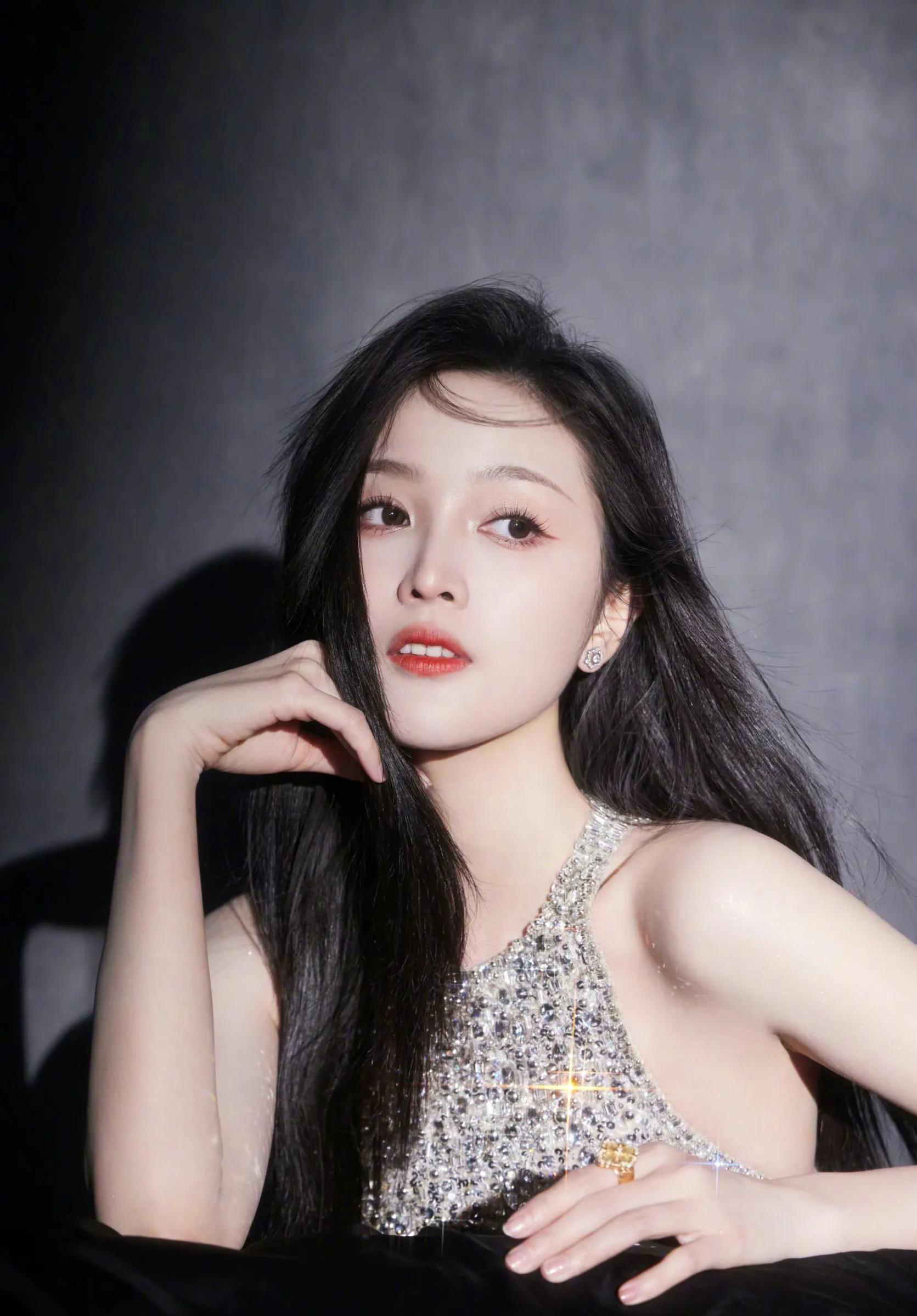 Wu Xuanyi's golden gradient diamond haute couture dress attended the ...