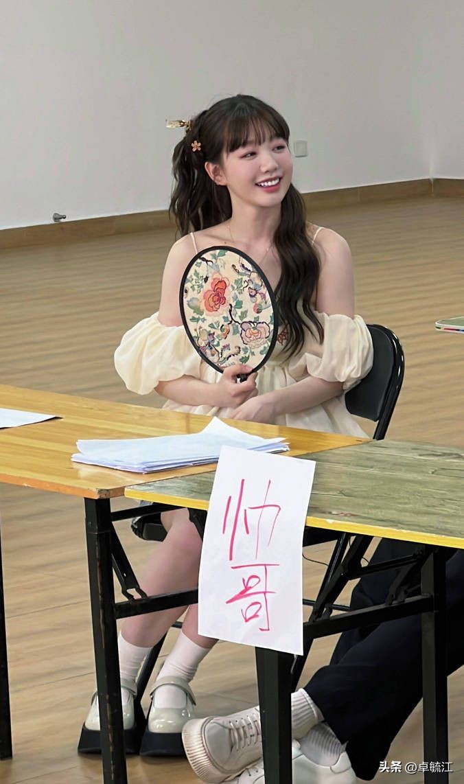 Xu Mengjie's summer style is exposed, blooming youthful charm and ...