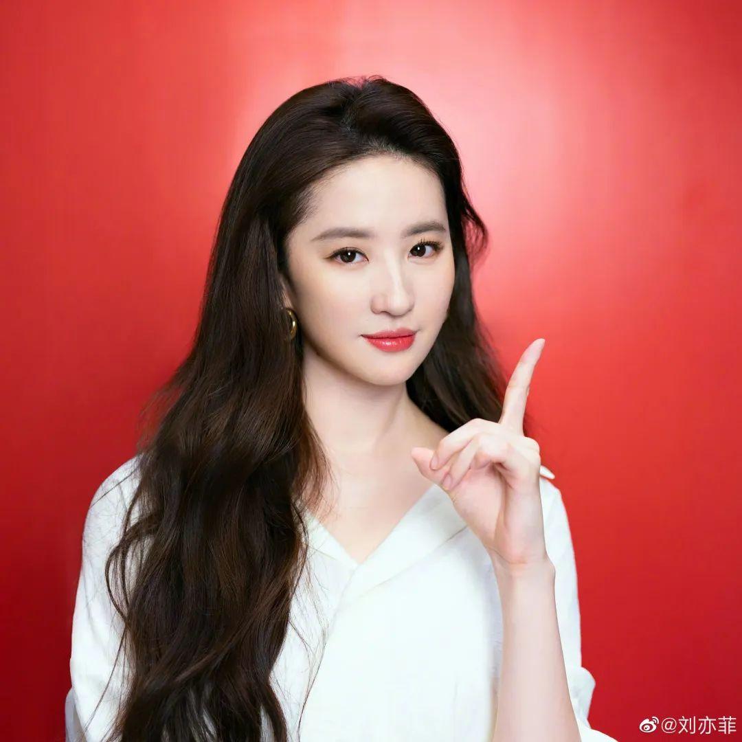 Feng Xiaogang secretly returned to China? Was Liu Yifei disliked by Wu Jing? Xiao Zhan playing ...