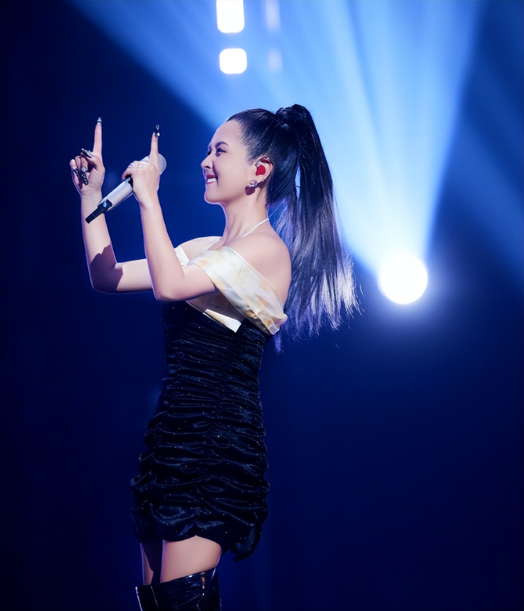 He Jie's beauty photos became popular, and she appeared in a glamorous ...