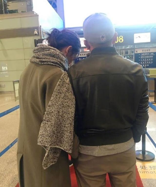 Liu Tao walked to the airport with her rich husband, dressed stylishly ...