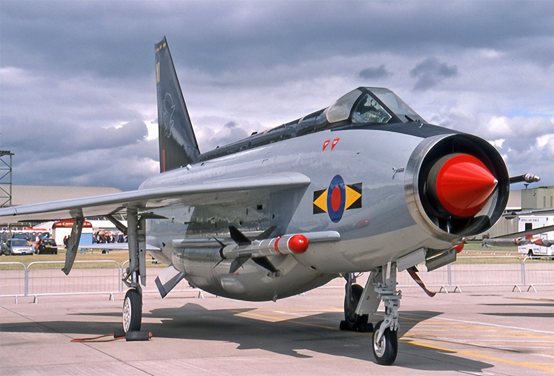 The first fighter jet in British history to break the sound barrier ...