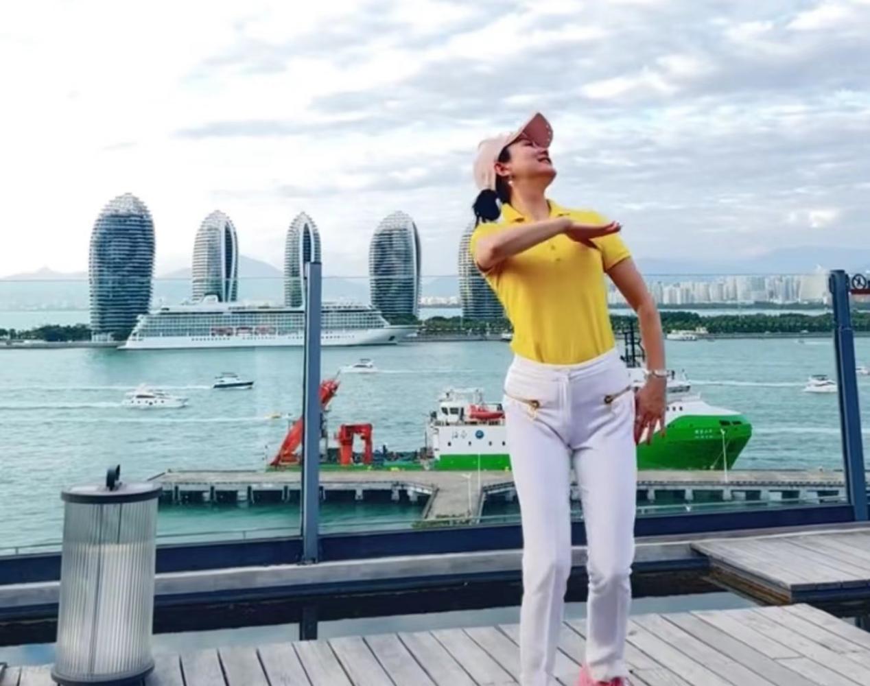 52-year-old Tan Mei dances outdoors and shows off her dancing posture ...