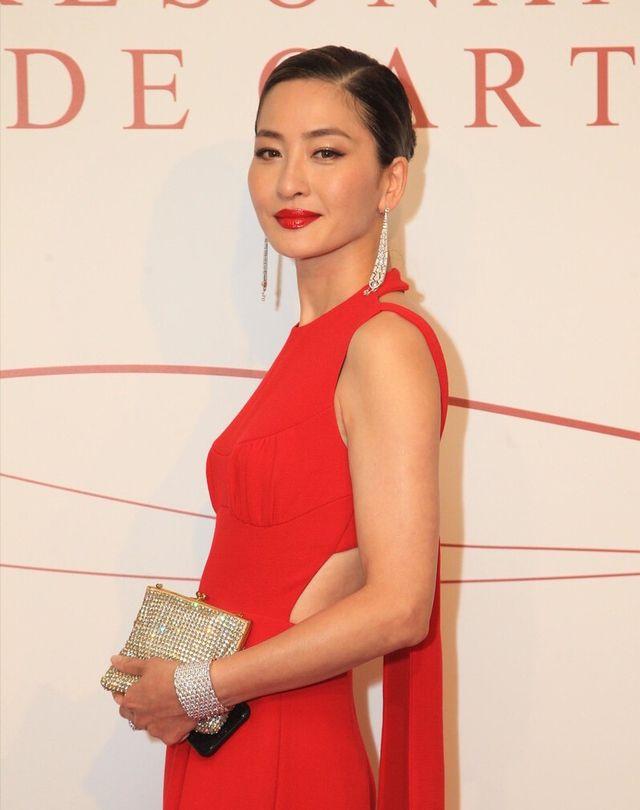 "Hong Kong Supermodel" Zhou Wenqi: Suspected of having plastic surgery ...