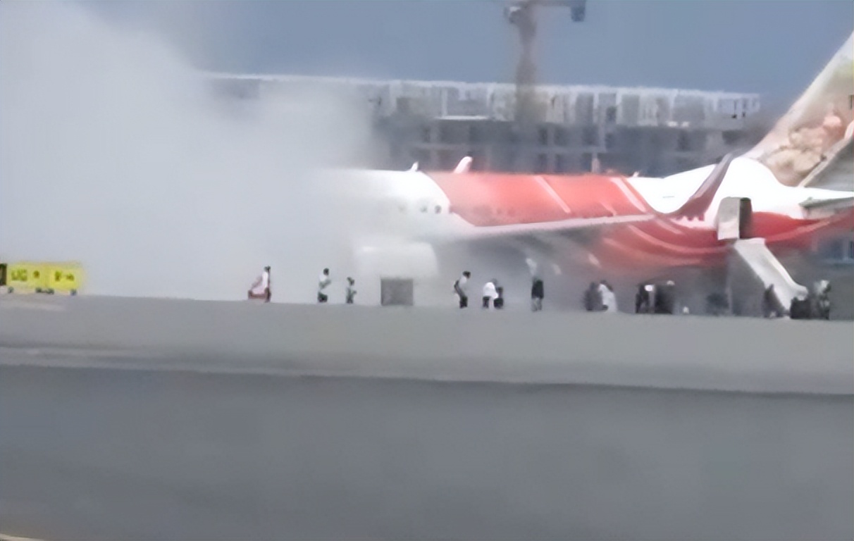 Boeing 737 carrying 147 people crashed, engine burst into flames, smoke ...